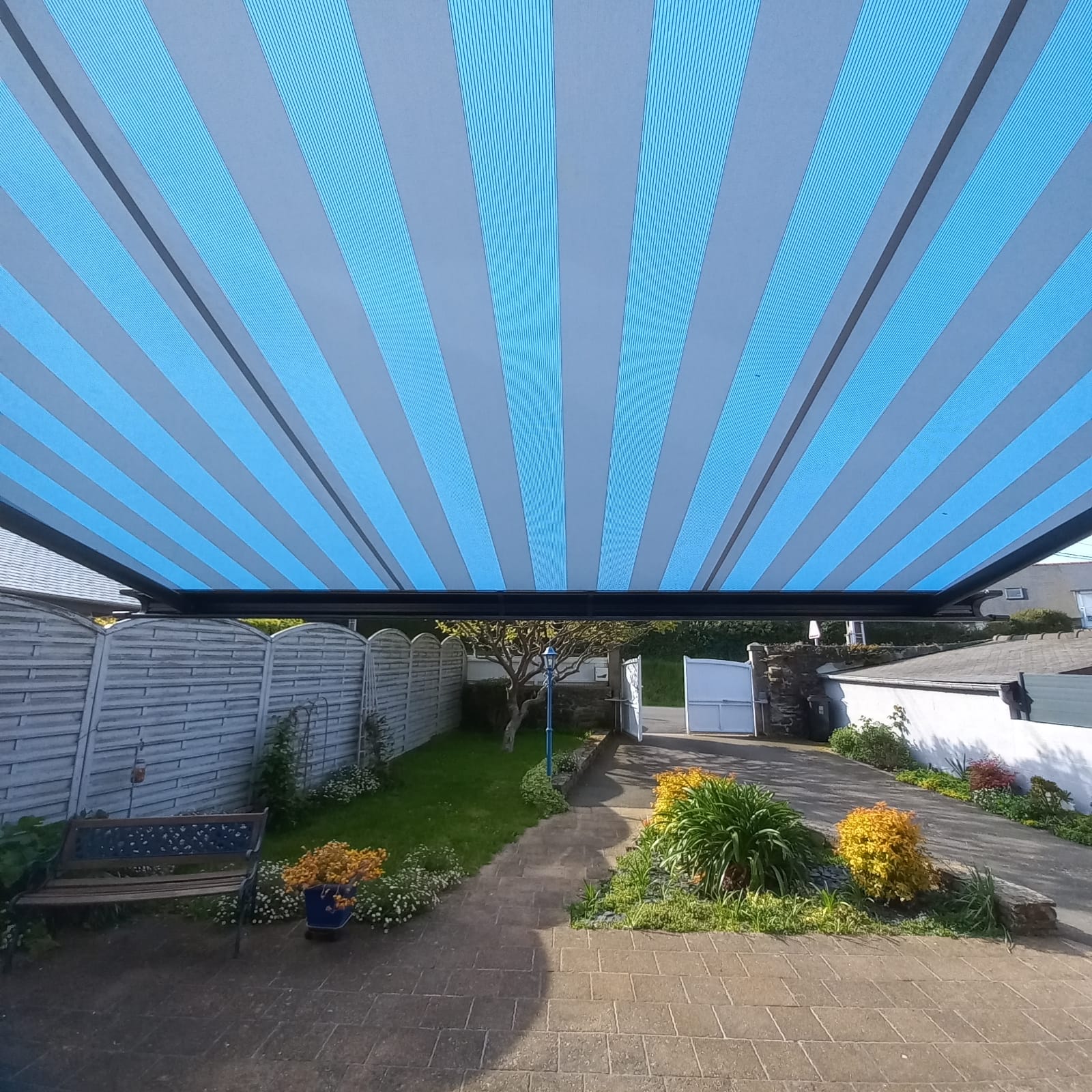 Store terrasse - motorisation avec télécommande -toile déperlante bleue ...