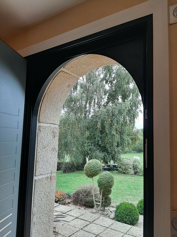 Porte entrée en aluminium avec contre dormant cintré - Hillion