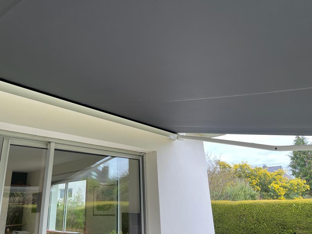Installation store motorisé en toile sur terrasse - Pordic