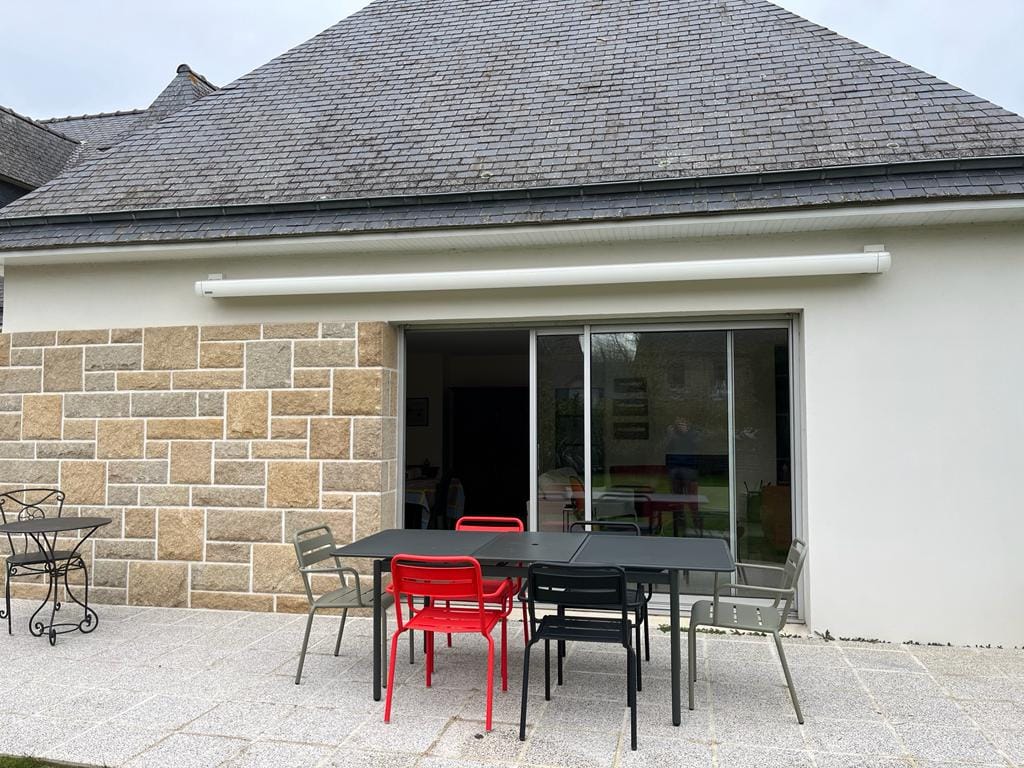 Installation store motorisé en toile sur terrasse - Pordic
