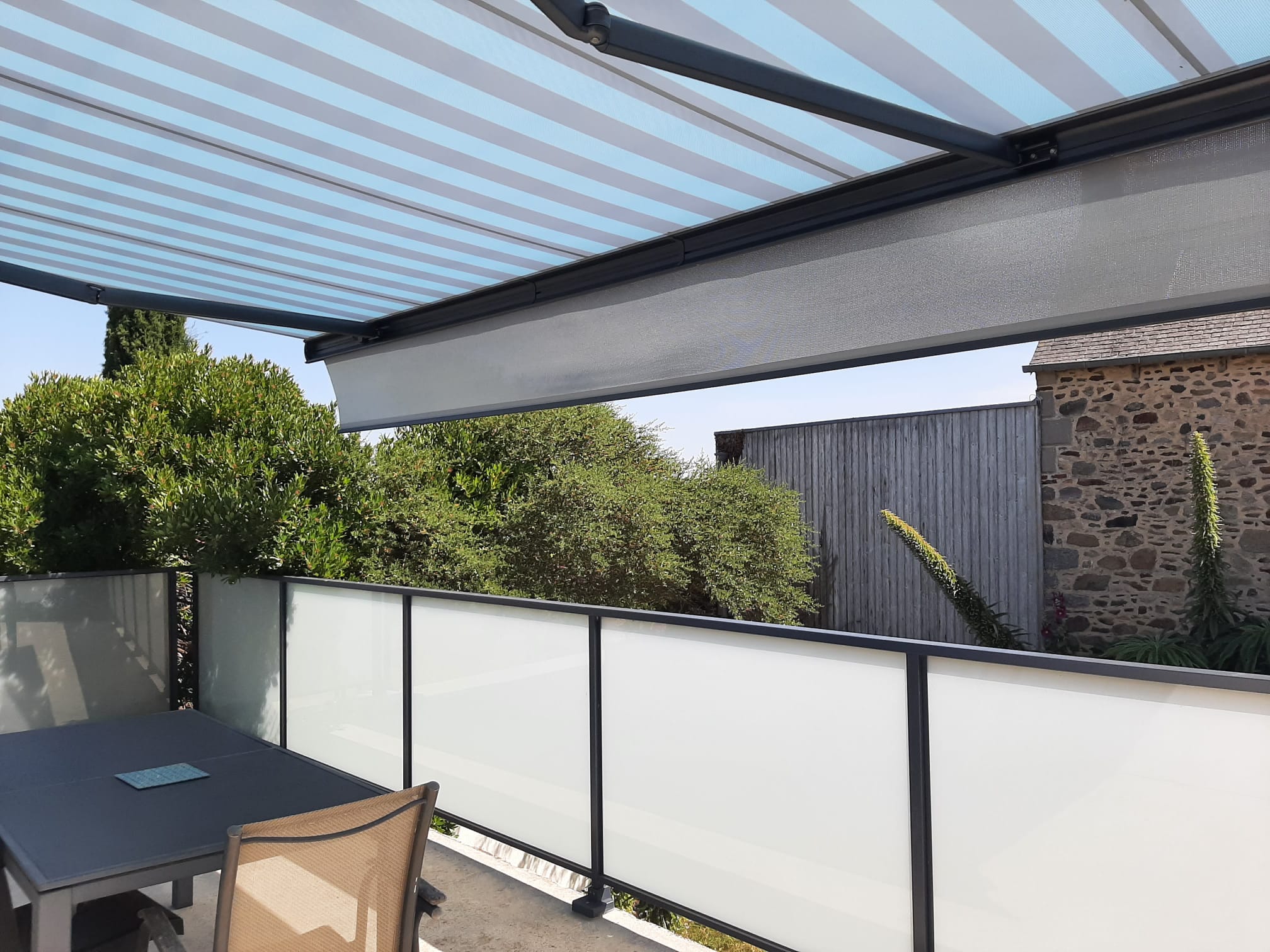 Le store banne : comment transformer votre terrasse en salon extérieur